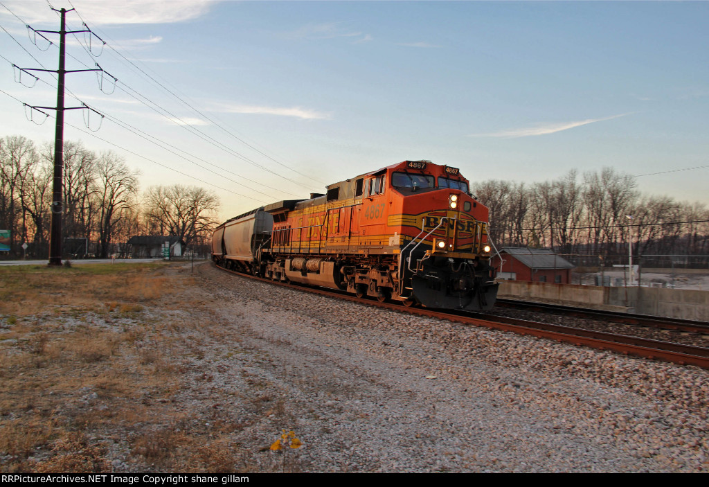 BNSF 4867 leads a worm train EB.